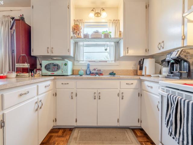 861 W 10TH AVE