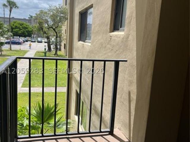8625 NW 8th St Apt 213, Miami, FL 33126