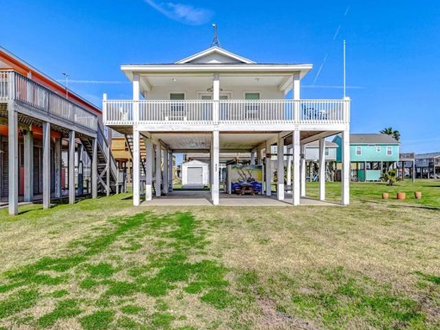 862 N Holiday Dr, Crystal Beach, TX 77650