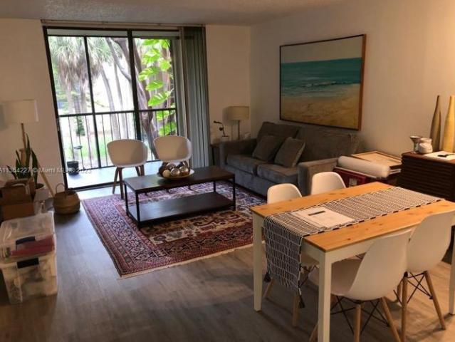 8635 8th St NW #216, Miami, FL 33126