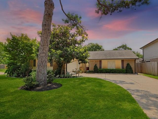 8638 Lake Crystal Dr, Houston, TX 77095