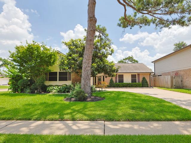 8638 Lake Crystal Drive