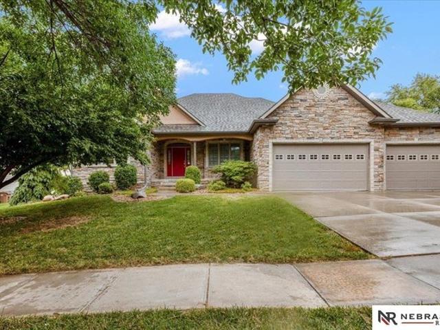 8630 Oakmont Dr, Lincoln, NE 68526