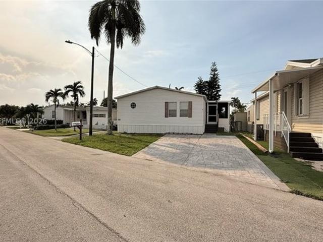 8631 SW 18th Pl, Davie, FL 33324