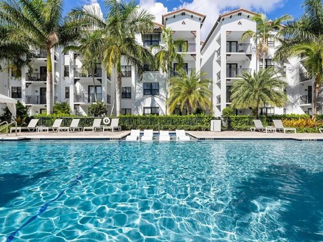 8633 Addison Place Cir, Naples, FL 34119