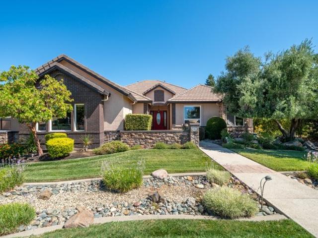 863 Santa Cruz Dr, Redding, CA 96003
