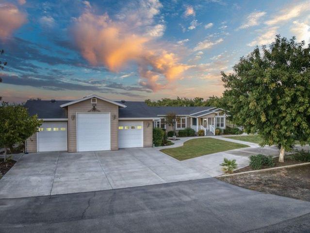 8646 Cairo Ave, Laton, CA 93242