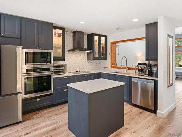 8647 Circle R Valley Ln, Escondido, CA 92026