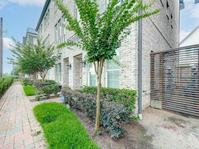 8648 Emnora Lane