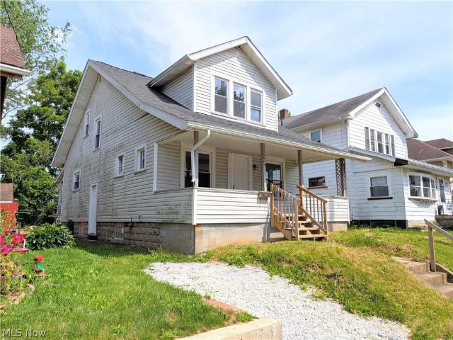 864 10th Street NE