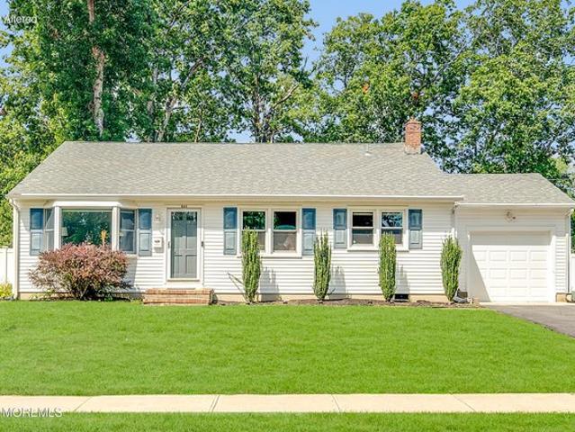 864 Roundtree Dr, Toms River, NJ 08753