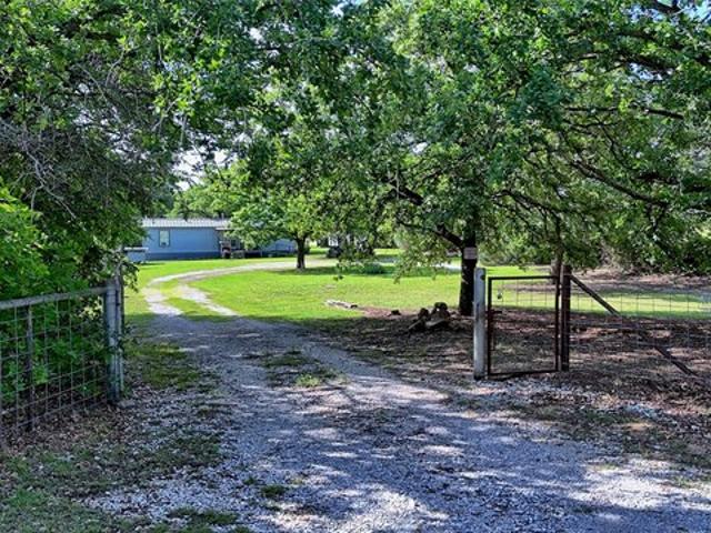 864 Upper Montague Rd, Bowie, TX 76230