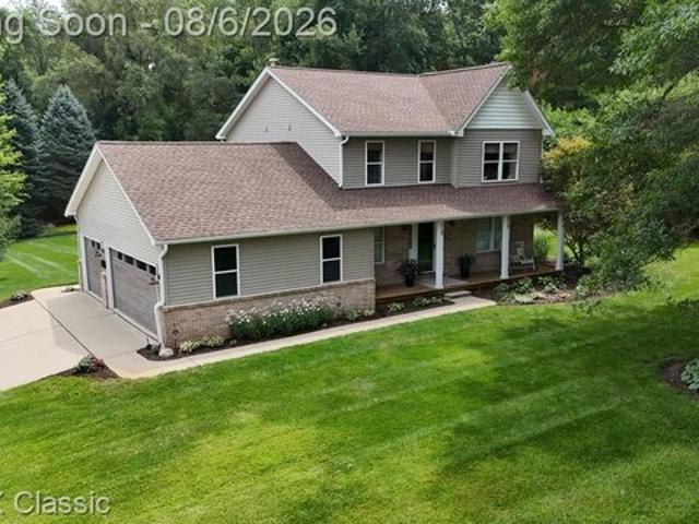 8655 Pettysville Rd, Hamburg Township, MI 48169
