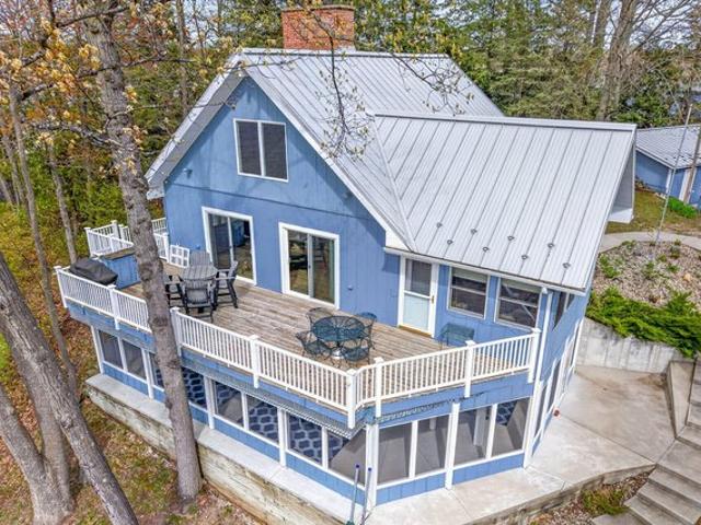 8659 Lynwood Ln, Mecosta, MI 49332