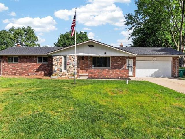 8650 Sandy Crest Dr, White Lake, MI 48386