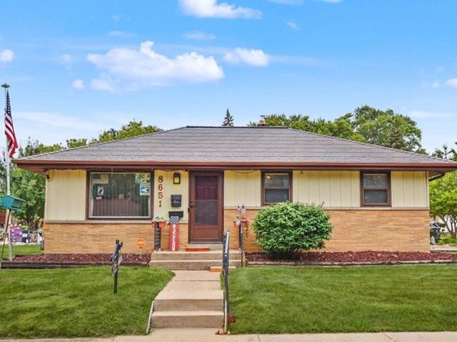 8651 W Crossfield Ave, Milwaukee, WI 53225