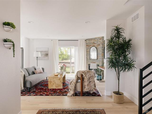 8652 W 49th Place