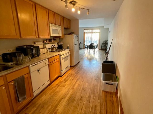 865 W Buckingham Pl, Unit 201, Chicago, IL 60657 | MLS #12618 | Compass