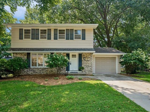 8666 Sunny Hill Dr, Clive, IA 50325