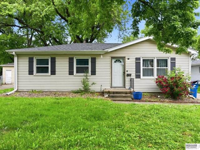 8660 Westridge Dr, Omaha, NE 68124