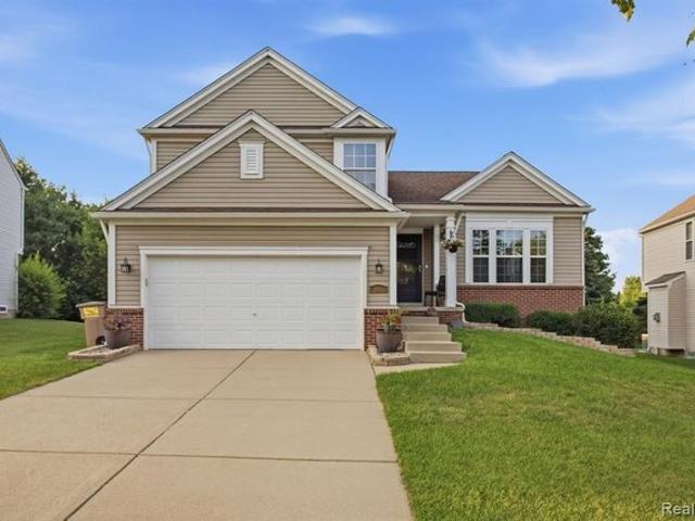 866 Canyon Creek Dr, Holly, MI 48442