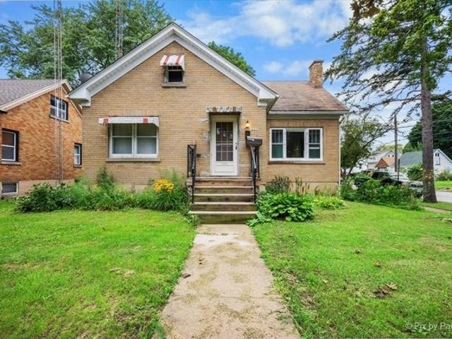 867 Clay St, Woodstock, IL 60098