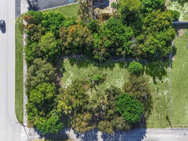 8686 SE Lyons St, Hobe Sound, FL 33455