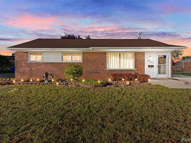 8681 Whitefield St, Dearborn Heights, MI 48127