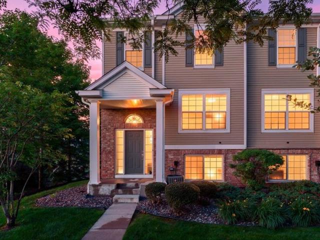 868 Ledgestone Dr, Mahtomedi, MN 55115