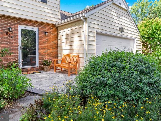 868 Twin Harbor Drive