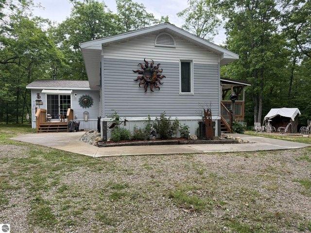 8696 E Hillview Trl, Reed City, MI 49677