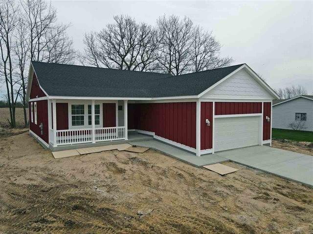 8696 Gilmour Ln, Freeland, MI 48623
