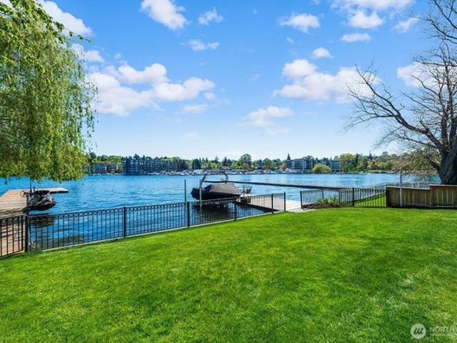 8696 Island Dr S, Seattle, WA 98118