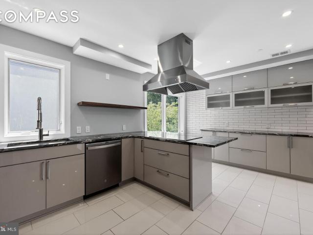 869 Corinthian Ave 1, Philadelphia, PA