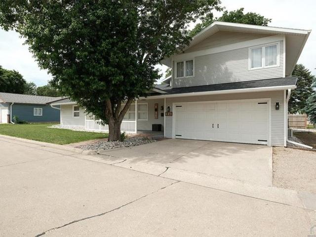 86 8th St NE, Sioux Center, IA 51250
