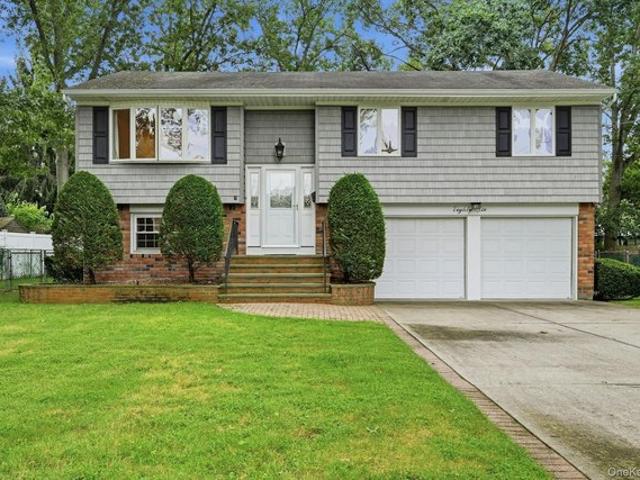 86 39th St, Islip, NY 11751