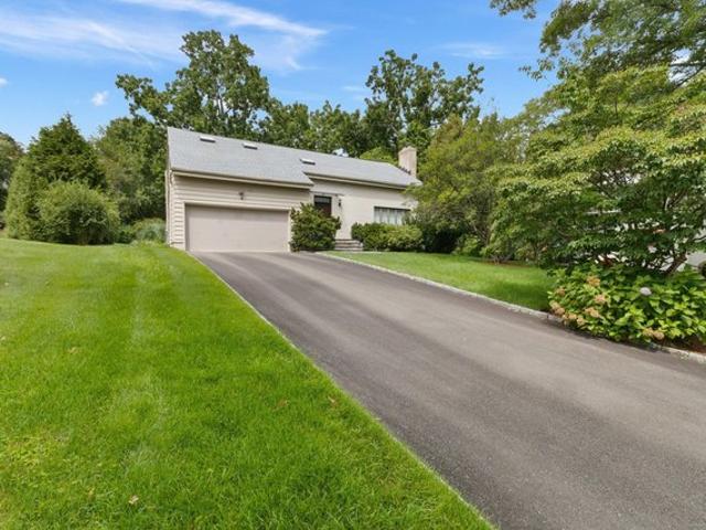 86 Coachlamp Ln, Stamford, CT 06902