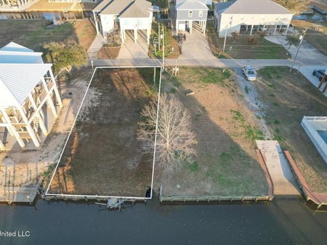 86 Fiber St, Bay Saint Louis, MS 39520