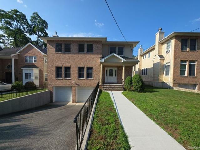 86 George St, East Hills, NY 11577