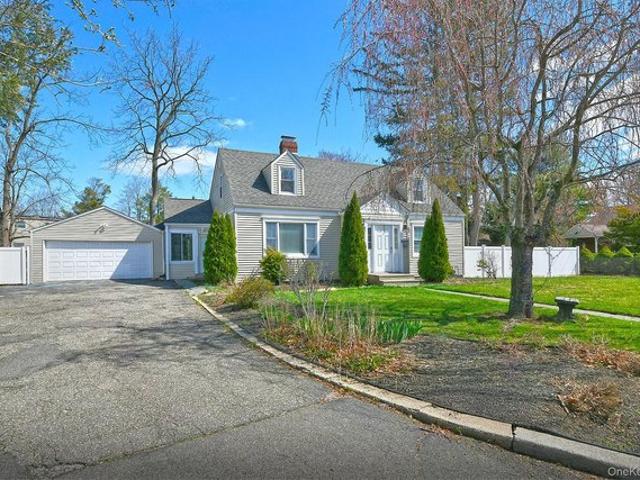 86 Horton Pl, Syosset, NY 11791