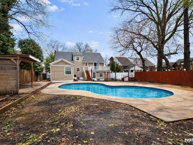 86 Howland Avenue