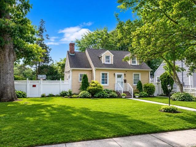 86 Jesse St, Freeport, NY 11520