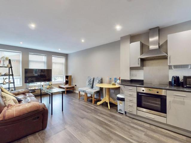 86 London Road, Kingston upon Thames. 2 bed flat to rent £1,850 pcm £427 pw