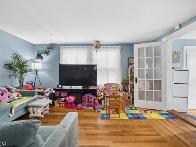 86 Llewellyn Ave