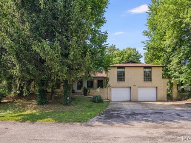 86 Memorial Ct, Highland, IL 62249