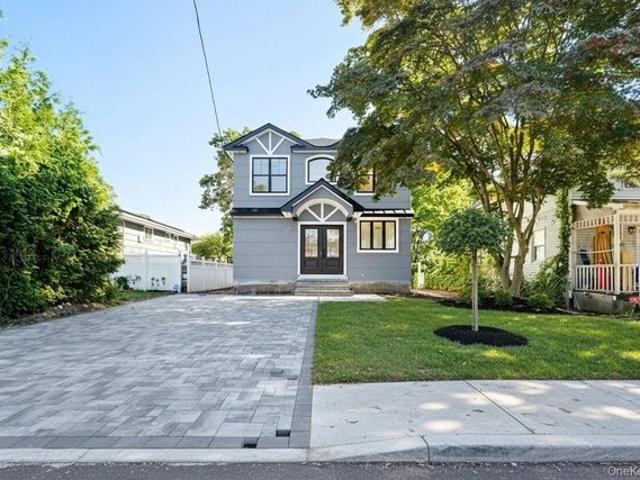 86 Moffitt Blvd, Islip, NY 11751