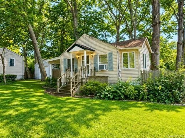 86 N Evergreen Dr, Selden, NY 11784