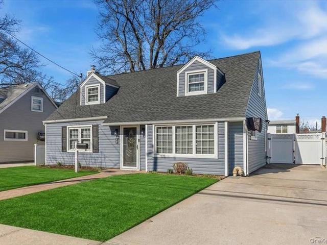 86 Oceanview Ave, Valley Stream, NY 11581