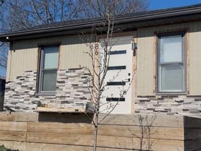 86 Omar St, Pontiac, MI 48342