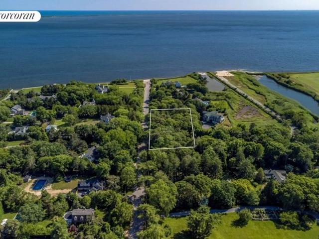 86 S Howells Point Rd, Bellport village, NY 11713